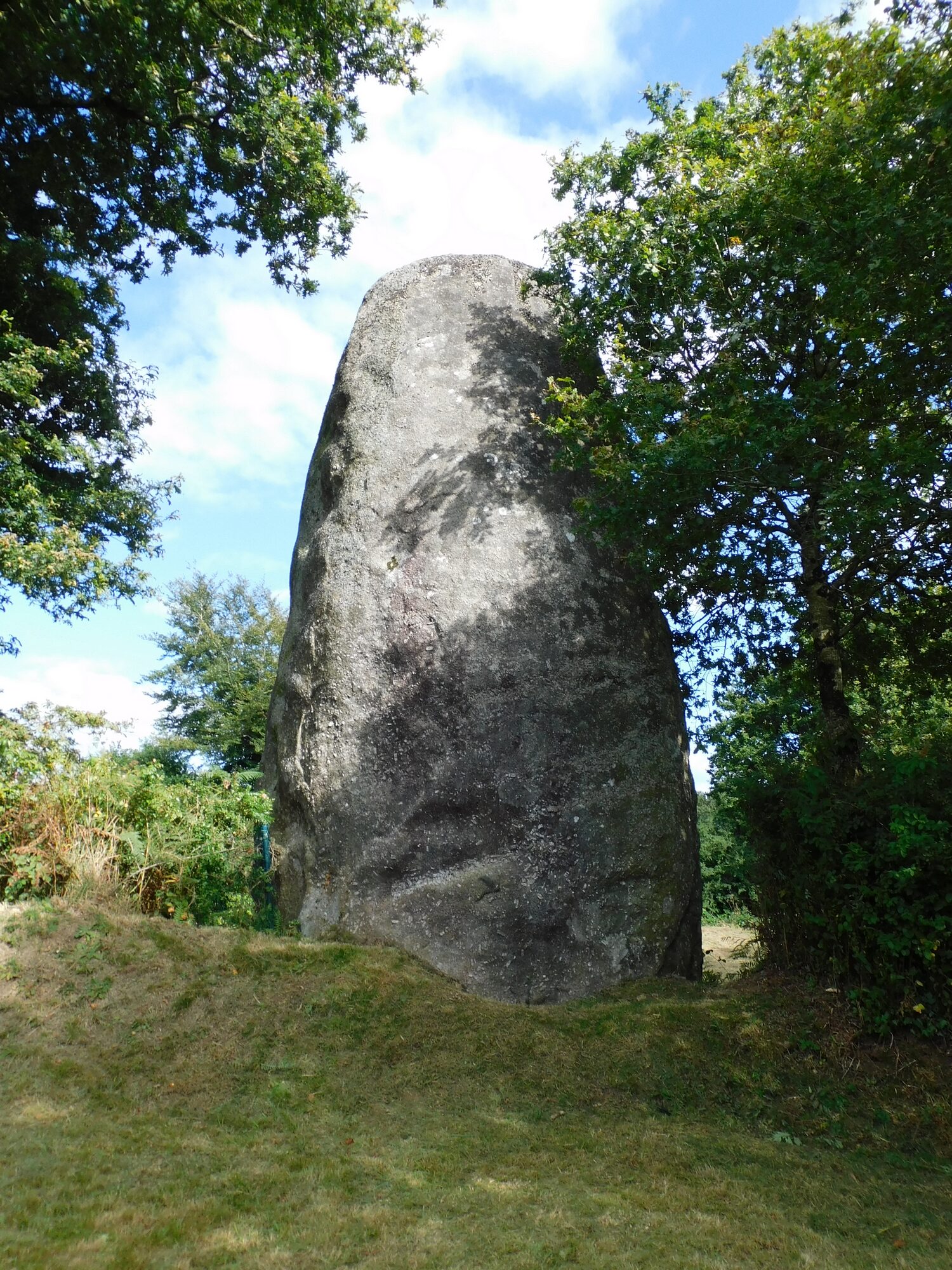 Menhir – Mairie de Glomel